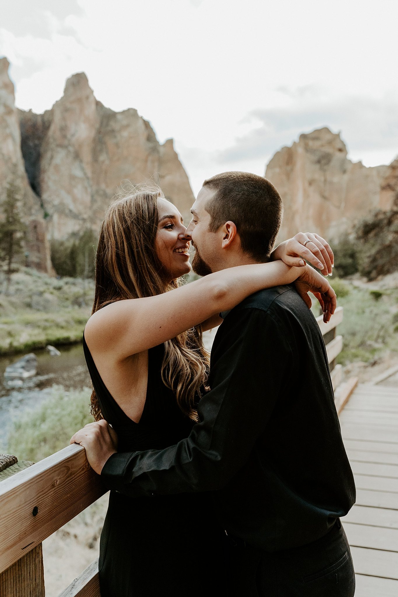 Sunset Smith Rock Couples Session - venturetoelope.com