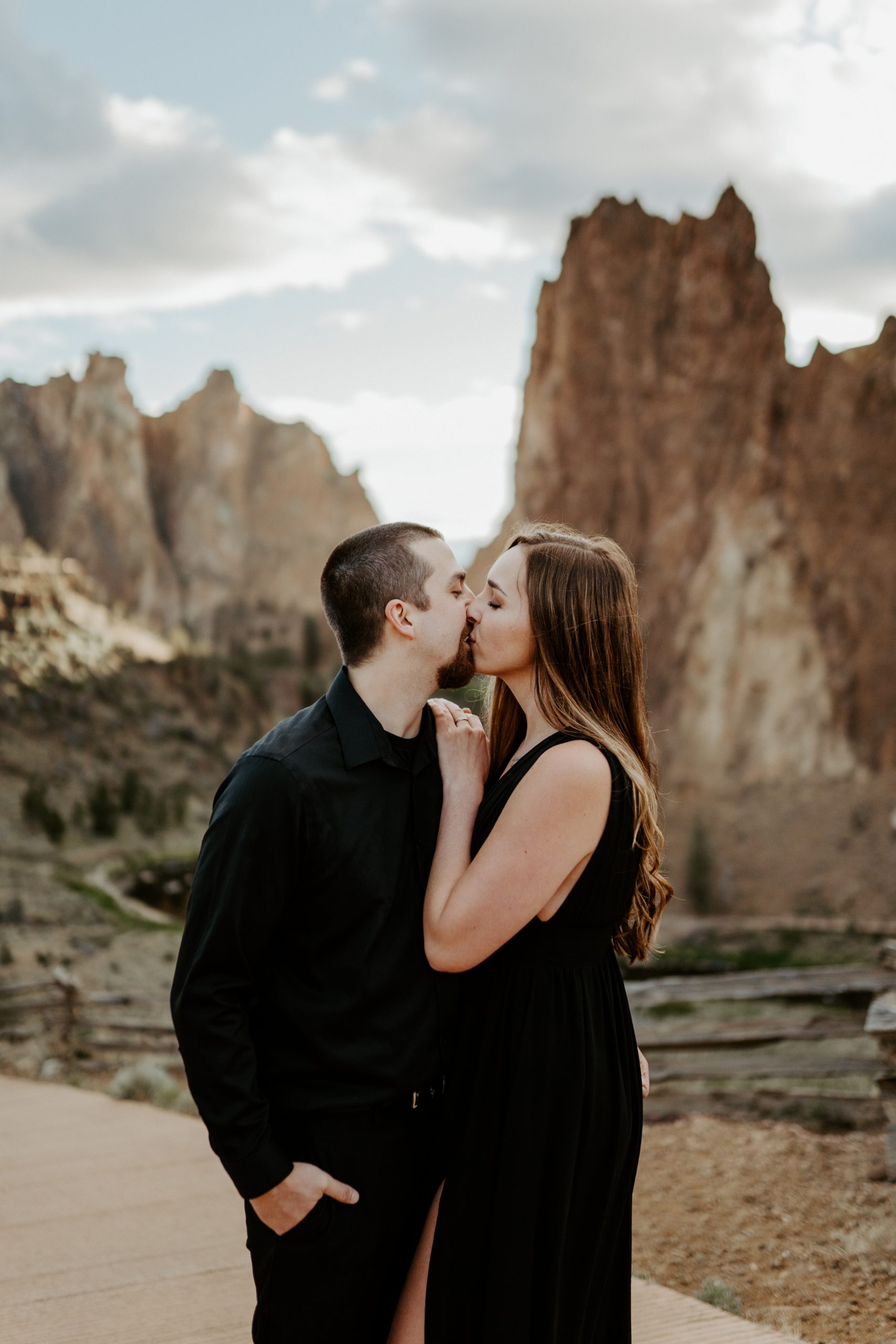 Sunset Smith Rock Couples Session - venturetoelope.com